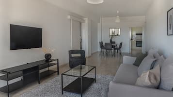 Apartamento de Luxo | Cofre no quarto, cortinas/cortinados opacos, ferro/tábua de engomar