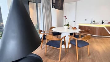 Smart TV, lareira, pebolim, mesa de pingue-pongue