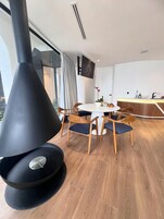 Smart TV, lareira, pebolim, mesa de pingue-pongue