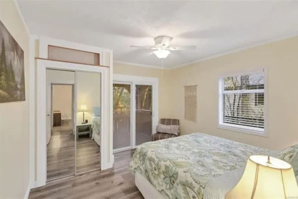 Cozy 2br Cottage W/ Hot Tub! Walk To The Beach! - Lake Cowichan