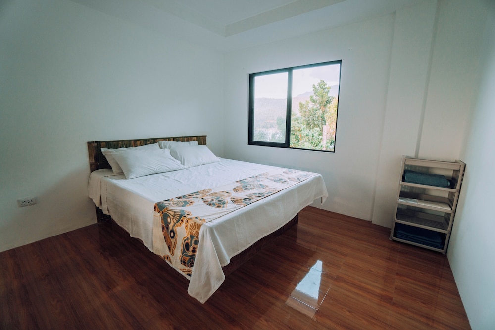 Soul Shine Beach House, Entire House 3 Bedrooms Total With Sapcious Living Areas - Puerto Princesa