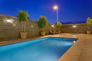 Piscina exterior sazonal, da(s) 9:00 à(s) 20:00, guarda-sóis