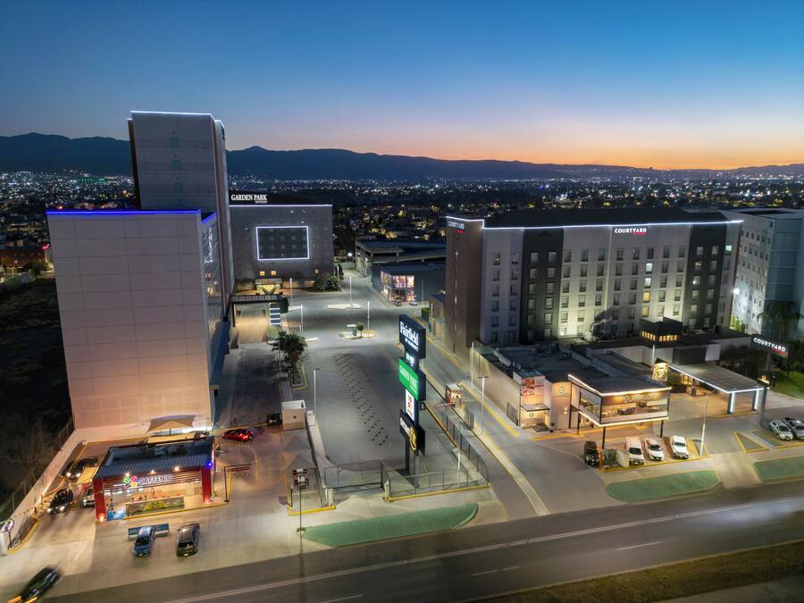 Fachada do alojamento (tarde/noite)