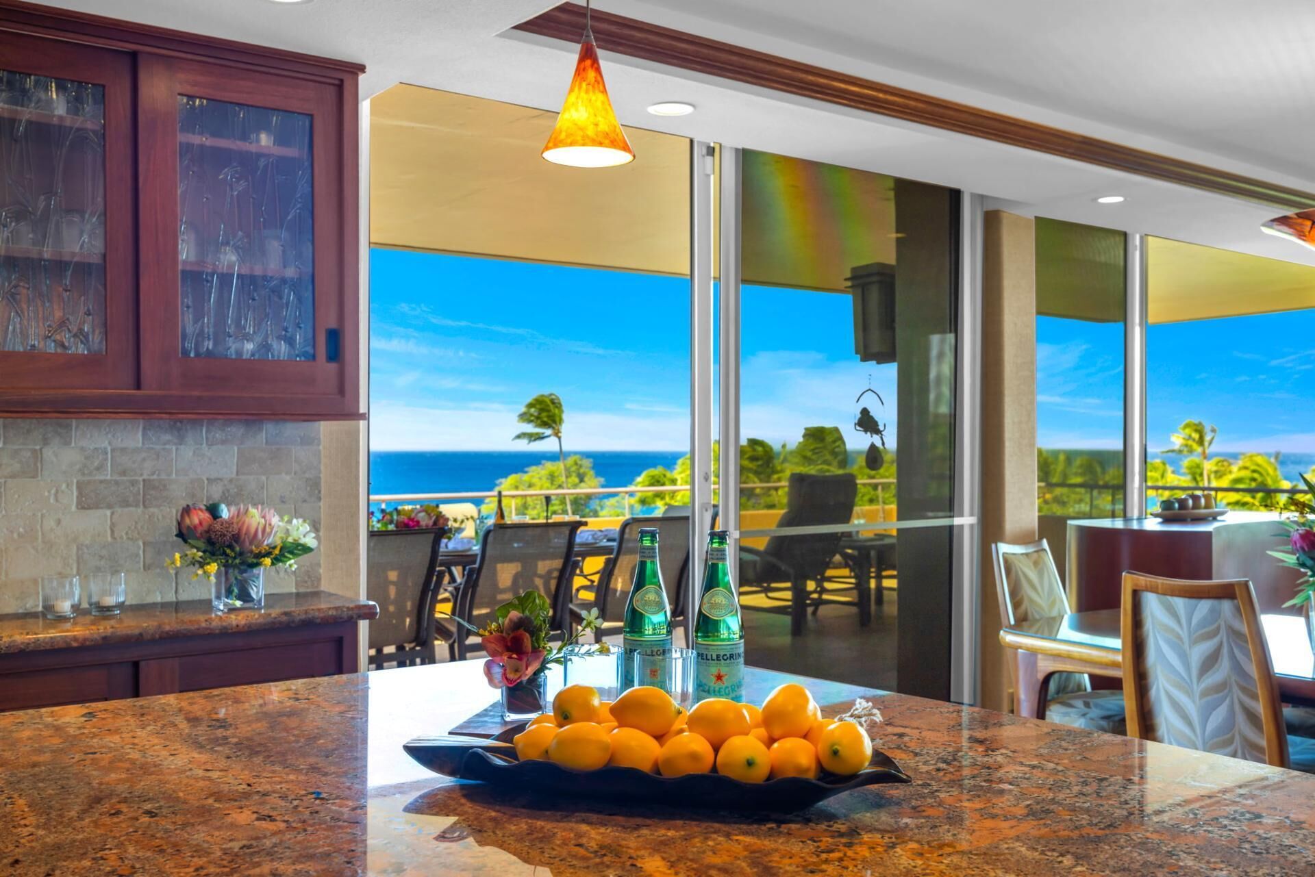 Apartamento em Condomínio Fechado | Cozinha privada | Um frigorífico, um micro-ondas, um forno, uma cafeteira/bule 