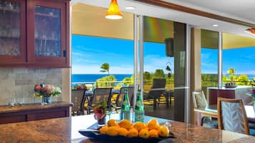 Apartamento em Condomínio Fechado | Cozinha privada | Um frigorífico, um micro-ondas, um forno, uma cafeteira/bule