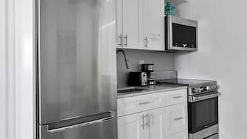 Apartamento clássico | Cozinha privada | Geladeira grande, micro-ondas, fogão, cooktop