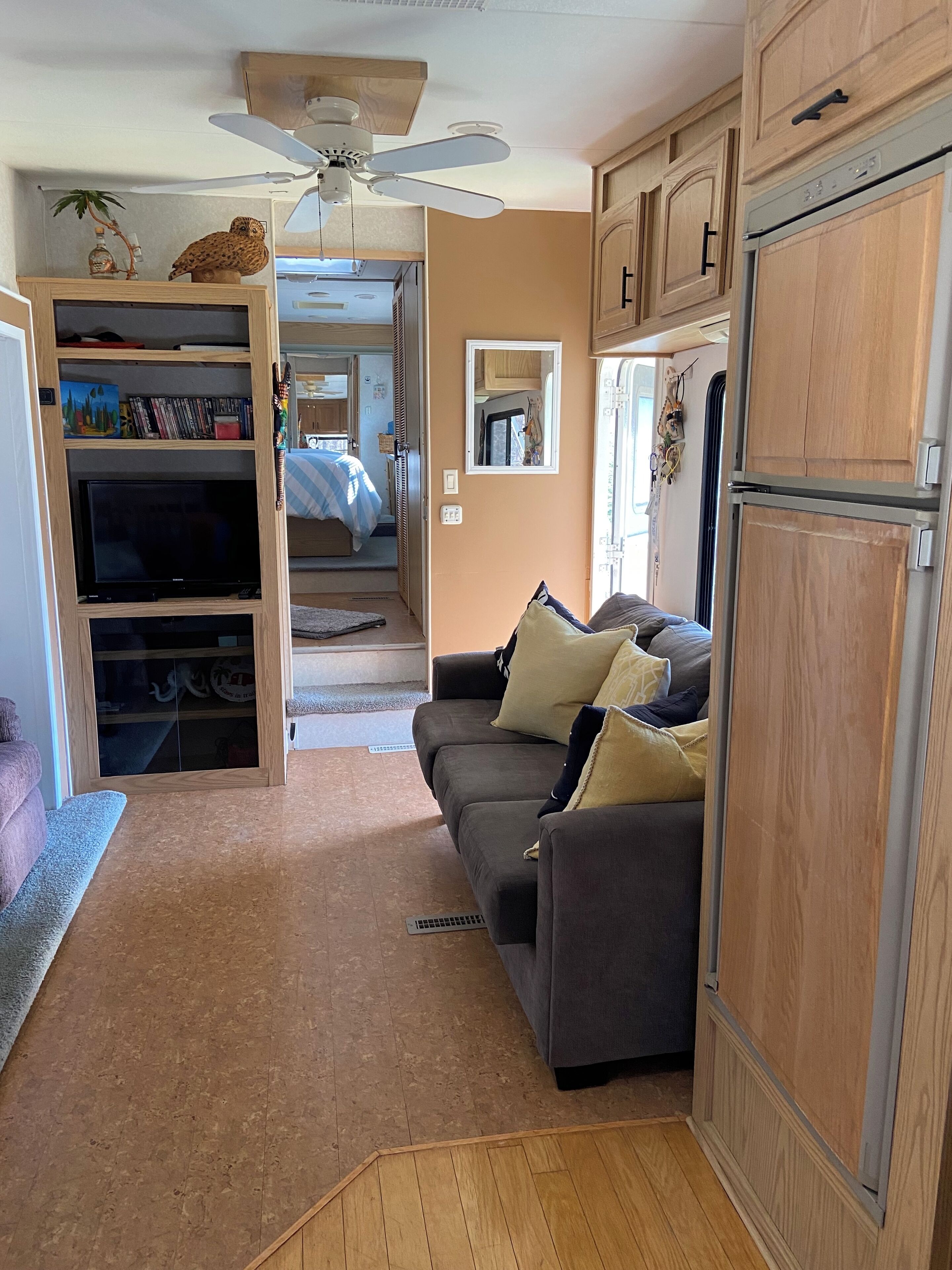 Charming Trailer Clean/cozy Overlooking The Beautiful Shuswap Lake. Min To Beach - Colombie-Britannique