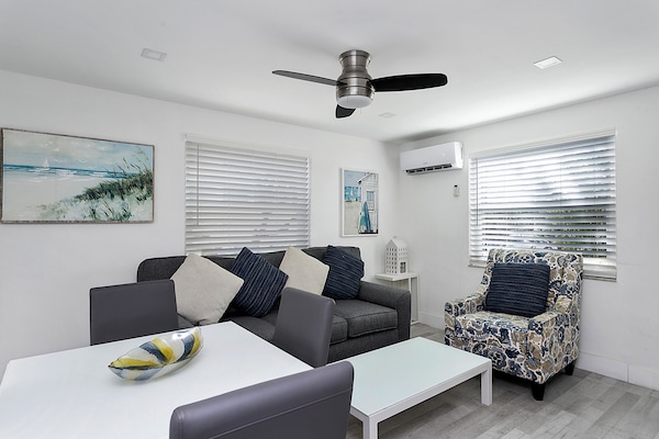 Apartamento Clássico | Sala de estar | TV de ecrã plano