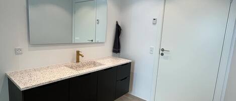 Apartamento | Casa de banho | Um polibã, um chuveiro fixo, um secador de cabelo