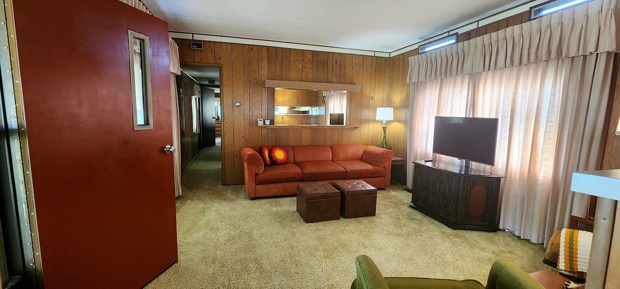 The Way Back - Groovy 1970s Time Capsule Retro Vibes, Modern Comfort! - 密西根