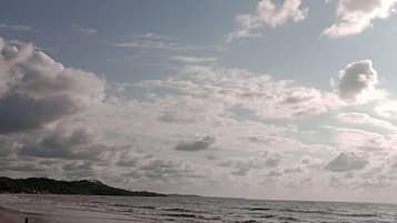 Na praia, praia de areia branca, bares na praia
