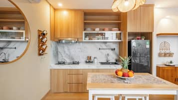 Villa, 2 quartos, vista para a piscina | Cozinha privada | Uma cafeteira/bule, uma cadeira de bebé, Produtos de limpeza