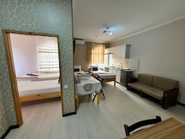 Quarto Quádruplo Standard | Roupa de alta qualidade, secretária 