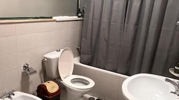 Quarto casal ou duplo básico (Quarto 3 andar frente) | Banheiro | Chuveiro/banheira combinados, toalhas de banho, sabonete, shampoo