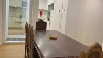 Cooktop, torradeira, talheres/pratos/utensílios de cozinha
