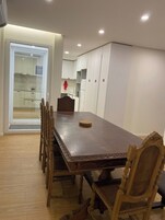 Uma placa de cozinha, uma torradeira, utensílios de cozinha 