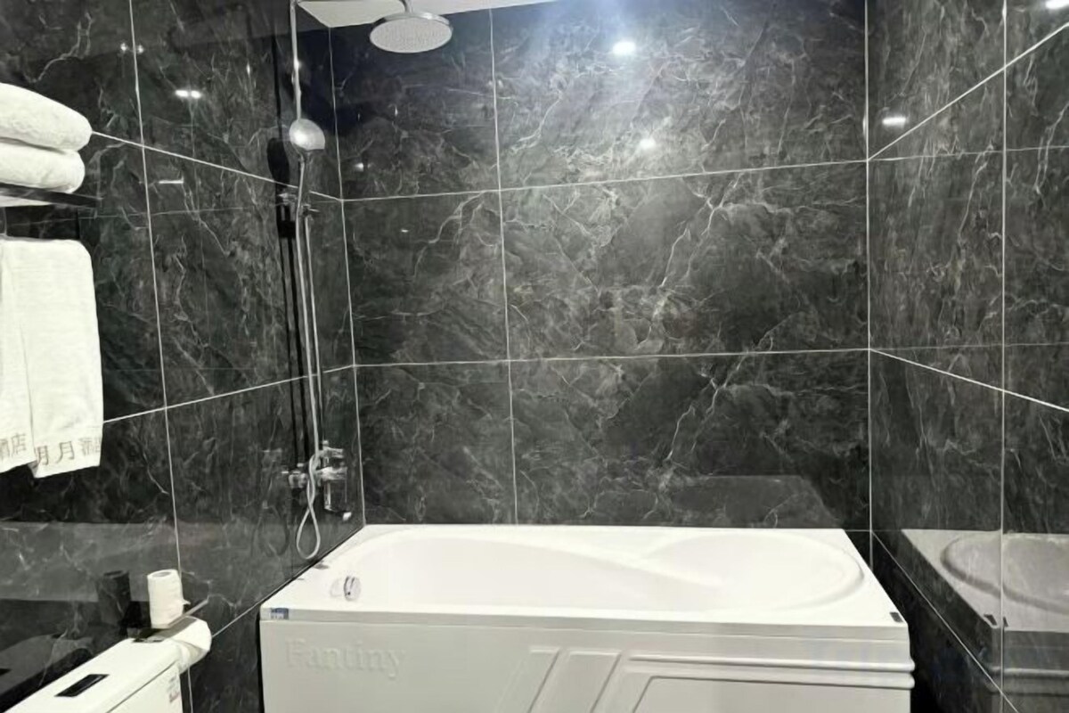Casa de banho | Uma combinação polibã/banheira, um secador de cabelo, sabão, champô