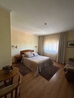Quarto Duplo | Minibar, secretária, Wi-fi grátis, roupa de cama fornecida 
