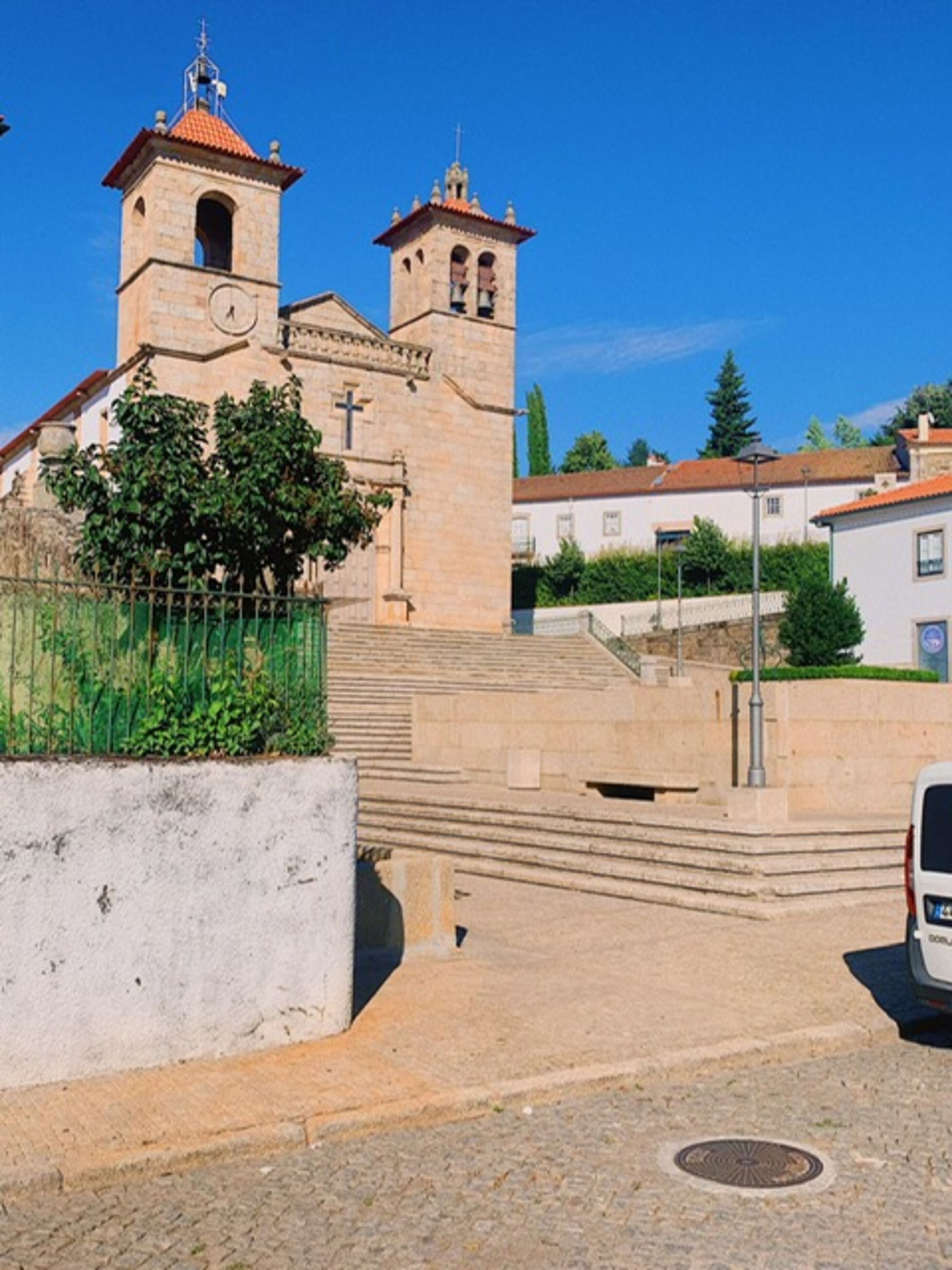 Igreja com duas torres sineiras e uma escadaria que a leva até ela.