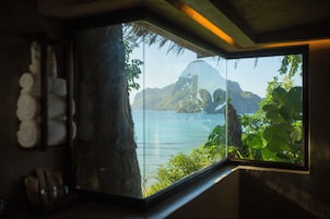 Villa Deluxe, vista para o oceano | Casa de banho | Um polibã, artigos de higiene pessoal grátis, um secador de cabelo