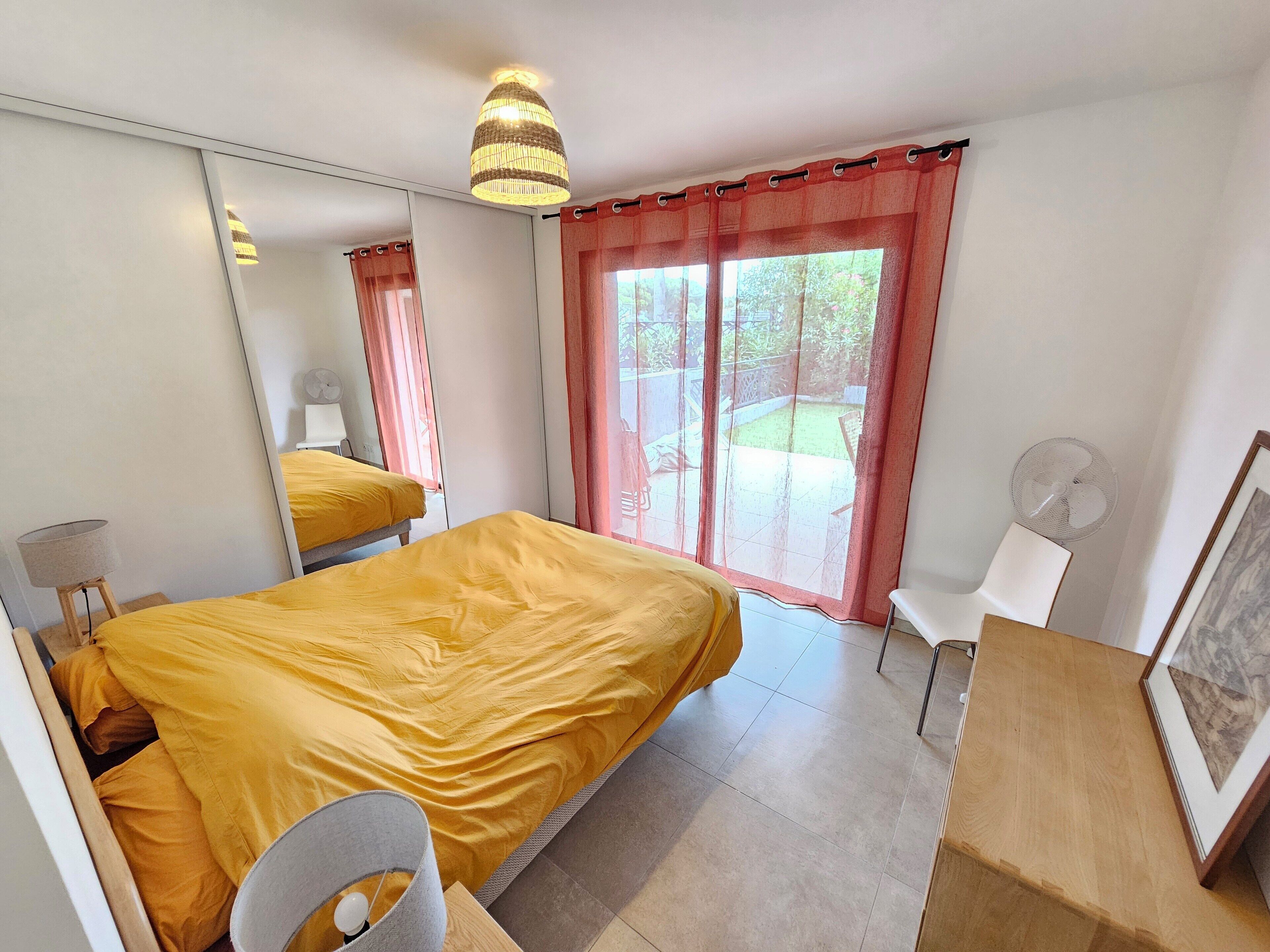 Bright And Comfortable Apartment With Private Garden 50 M From The Sea - Carqueiranne