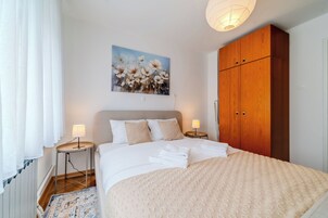 Apartamento família, vários quartos (Family Friendly Apartment With) | 2 quartos, cofres nos quartos, espaço de trabalho para notebook