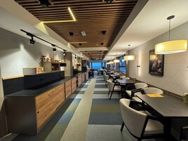 Café da manhã com buffet todos os dias mediante uma taxa