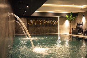 Piscina interna, funciona das 11h às 22h, espreguiçadeiras