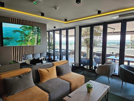 Este bar no terraço do hotel . Lumière Hotel