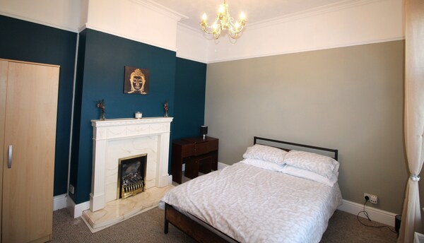 Bungalow - Sleeps 6 - Pets Ok - Garden - Parking - 