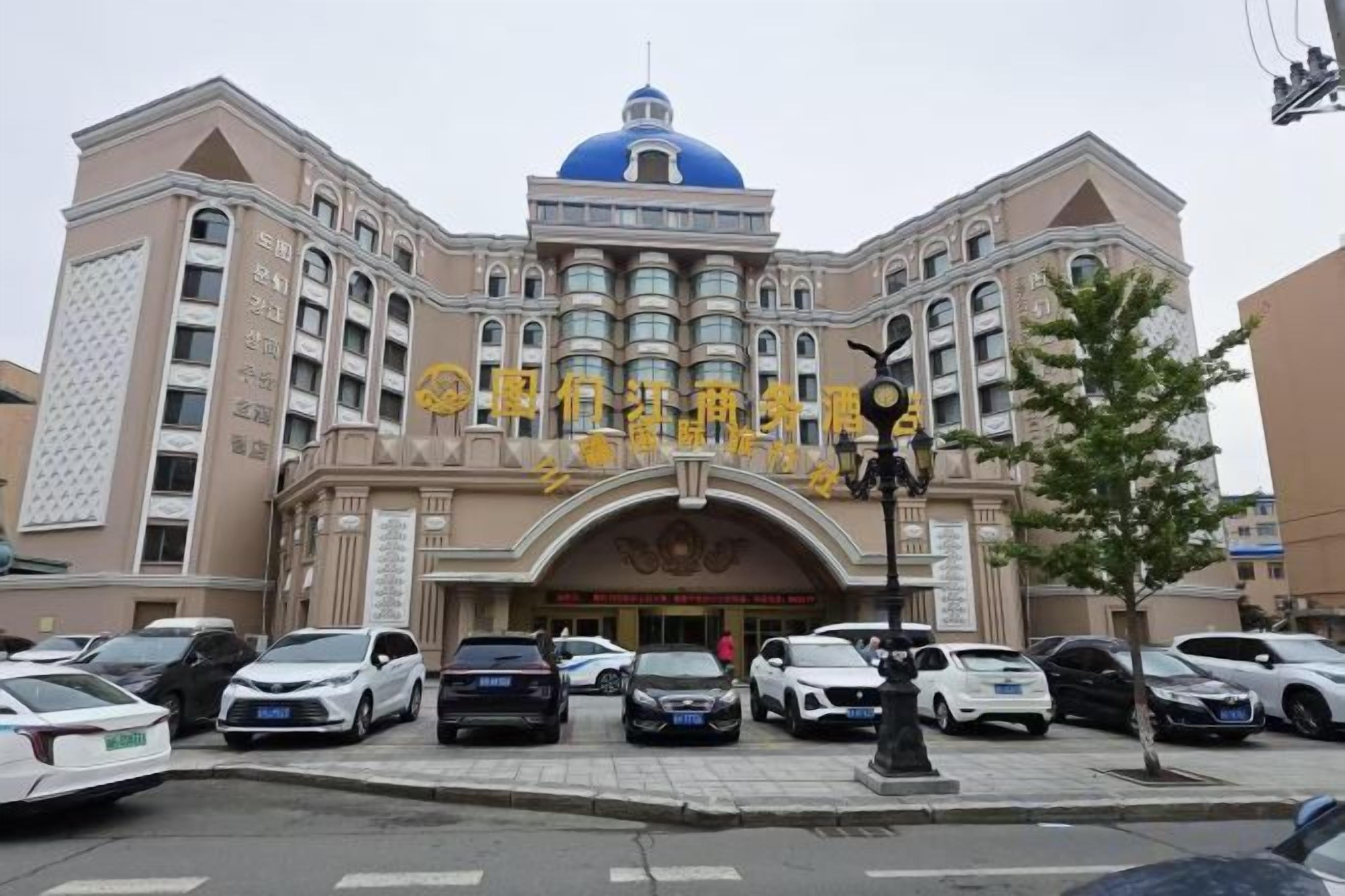 Um hotel grande com uma cúpula azul marcante e vários andares.