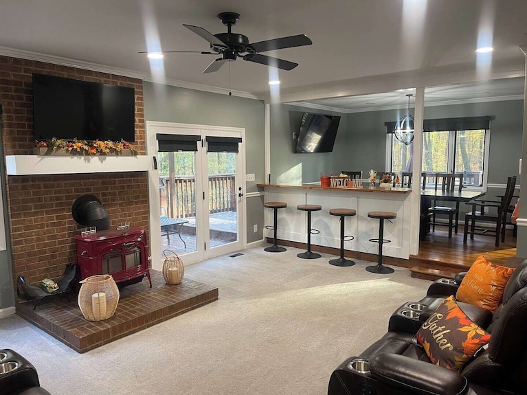 Whisper Chalet Events W/ Hot Tub , Fenced Yard String Lights W/fire Pit, Privacy, Free Onsite Parking - Greensboro, NC