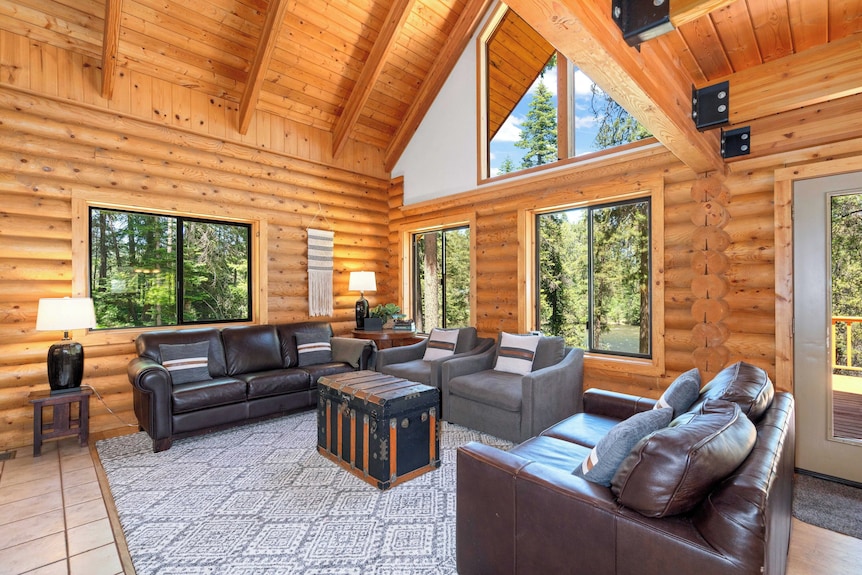 Spacious Lodge With Private Beach Access - Lake Chelan, WA