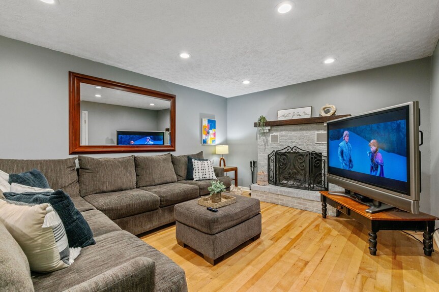 New Albany Family Friendly King Bed Suite - New Albany, OH