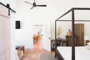 Casa de Campo | Cofre no quarto, com decoração personalizada