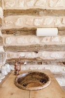 Cabine | Casa de banho | Uma combinação polibã/banheira, um secador de cabelo