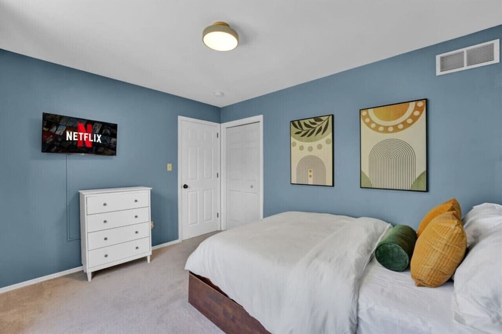 Adventureland Resort: Movie Theater, Arcade, Poker Room, Jacuzzi, Roku & More - East Stroudsburg, PA