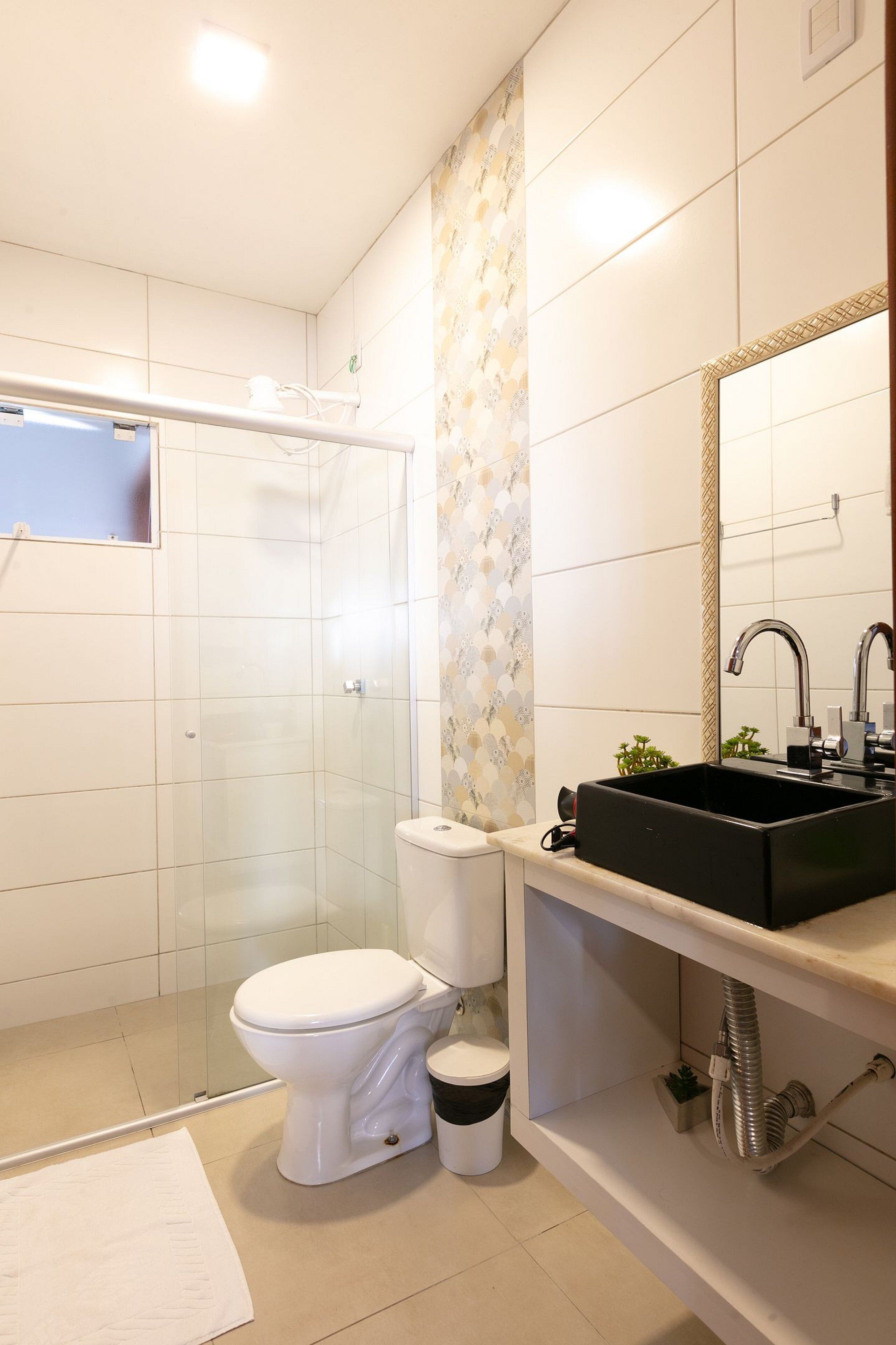 Apartamento Básico | Casa de banho | Um polibã, toalhas fornecidas, papel higiénico 