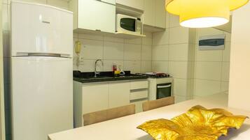 Apartamento | Cozinha privada | Um frigorífico, um micro-ondas, um forno, utensílios de cozinha