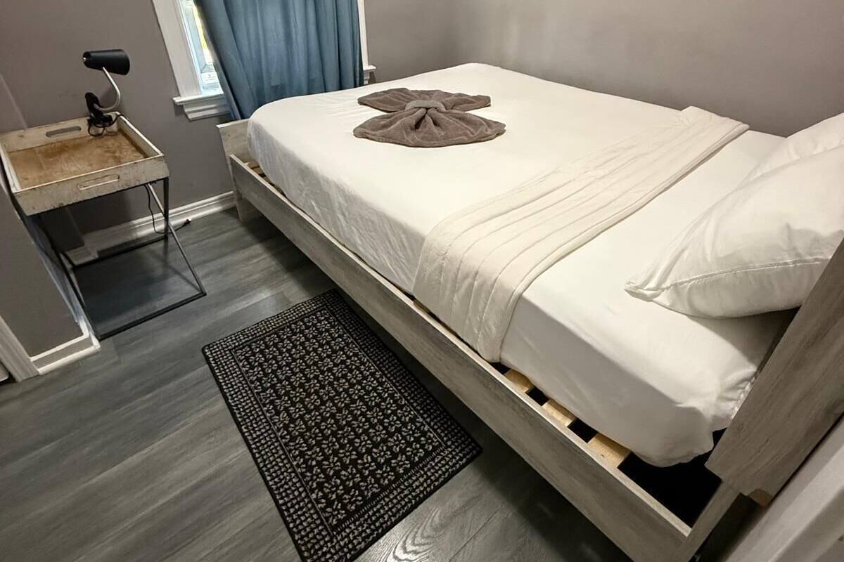 Quarto casal urbano | Ferros/tábuas de passar roupa, Wi-Fi de cortesia, roupa de cama