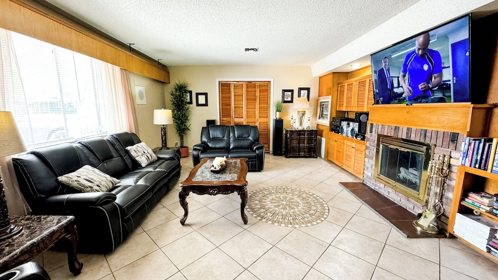 Spacious Pool 5-bedroom House 10 Min To The Strip! - Las Vegas, NV