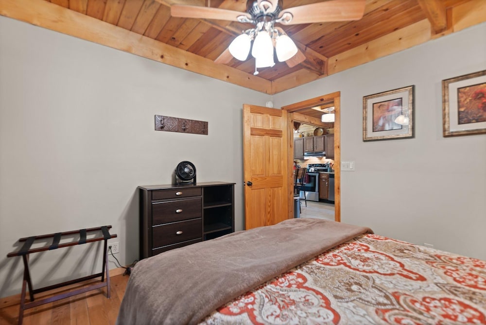 Discover Serenity At Hidden Ridge, Hot Tub, Satellite Tv, Firepit. - Slade, KY