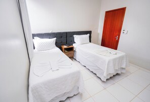 Quarto duplo básico, 2 camas de solteiro | 1 quarto, Wi-Fi de cortesia
