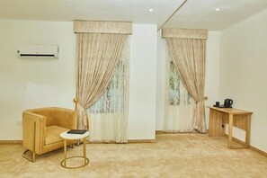 Quarto superluxo, vista para a cidade | Escrivaninha, espaço de trabalho para notebook, Wi-Fi de cortesia