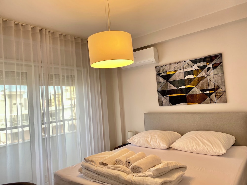 Cozy 2-bedroom apartment in charming Vlora with AC, WiFi - Qendër Vlorë ...