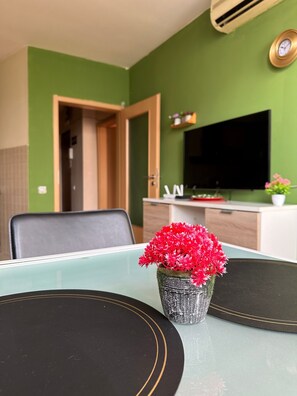 Apartamento, Vista para a cidade | Sala de estar | Televisor LCD de 55 polegadas com canais por cabo 