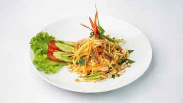 Prato de comida com diversos vegetais e amendoins.