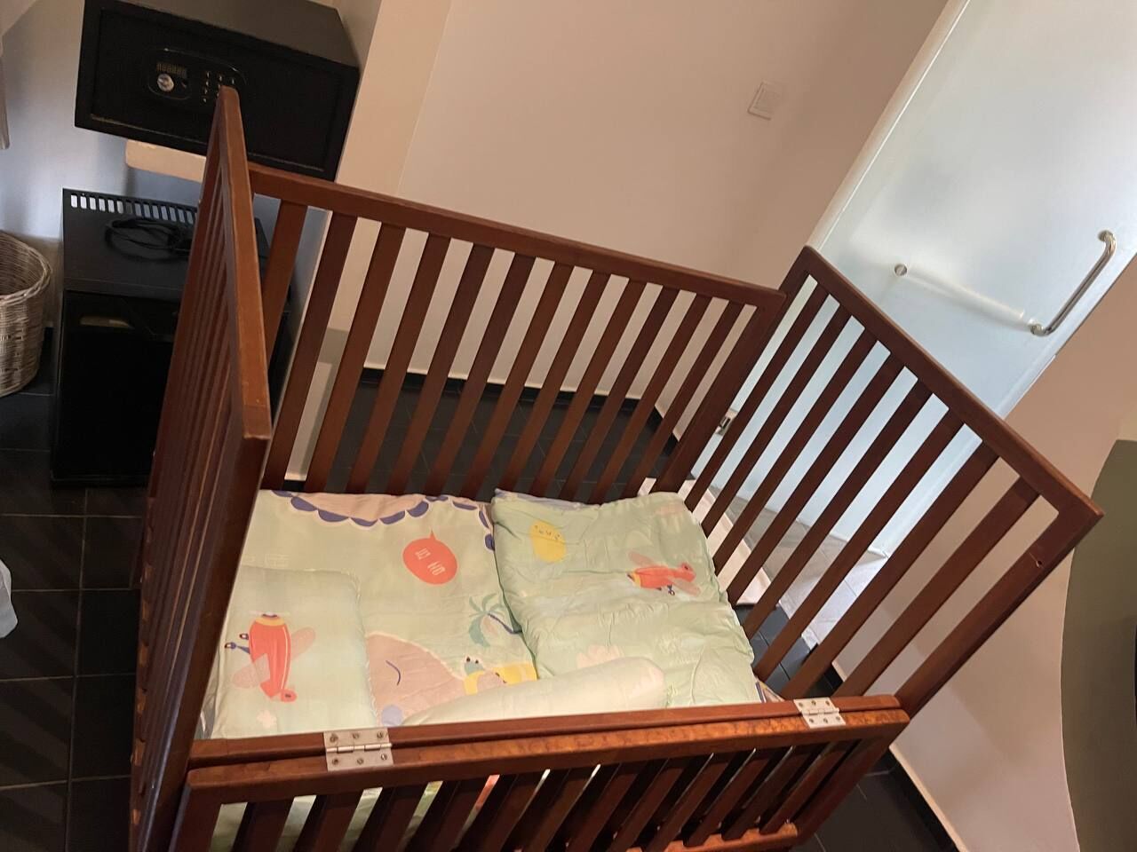 Cofres nos quartos, escrivaninha, cortinas blackout