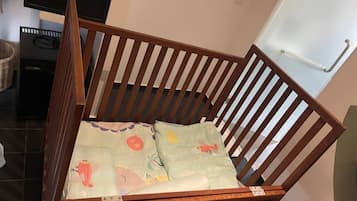 Cofres nos quartos, escrivaninha, cortinas blackout