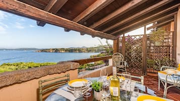 Apartamento família, vários quartos, 2 banheiros (Punta Volpe Home With Pool) | Opções para refeição ao ar livre